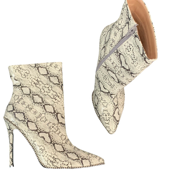 Chase + Chloe | Shoes | Chase Chloe White Grey Faux Leather Snake Print ...